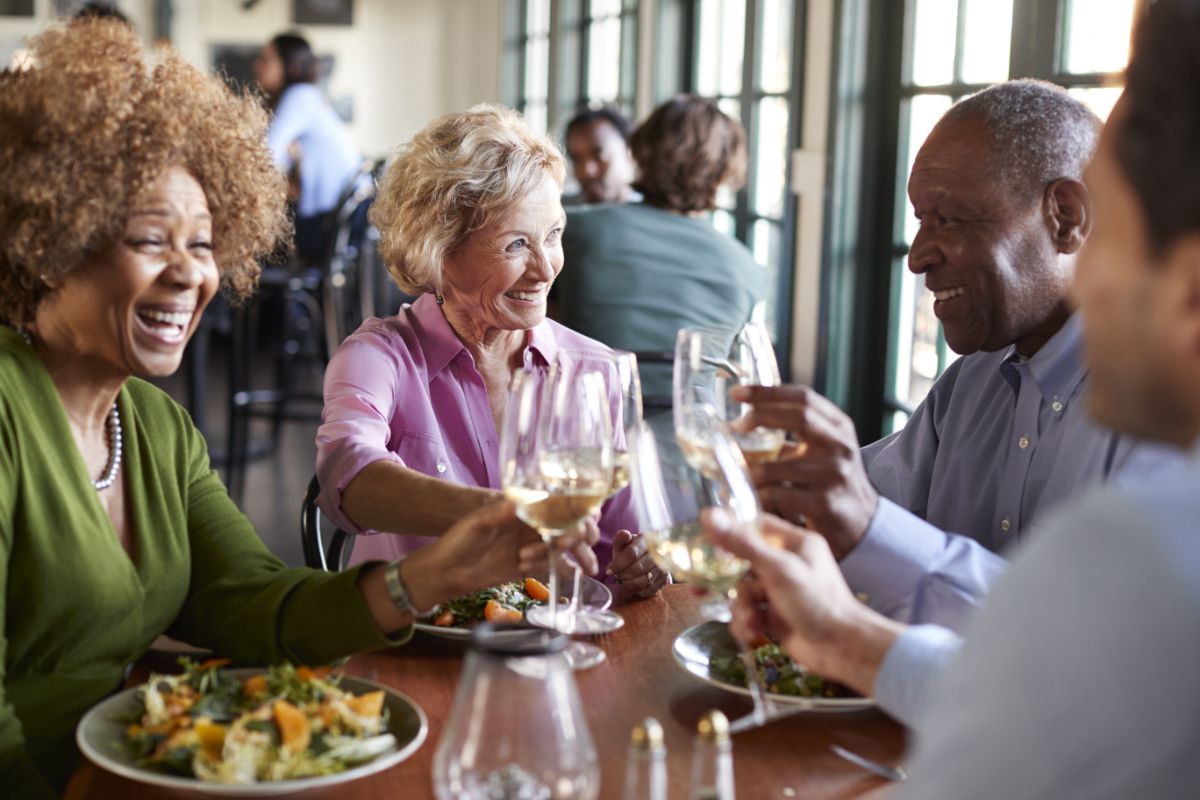 These Are The Benefits Of Socializing For Seniors - Discovery Village