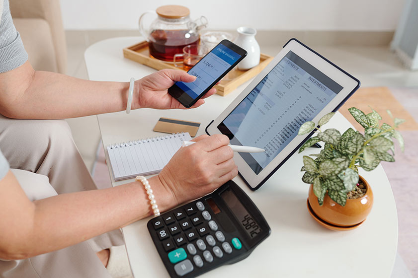 A Guide To Helping Seniors Manage Their Finances - Discovery Village