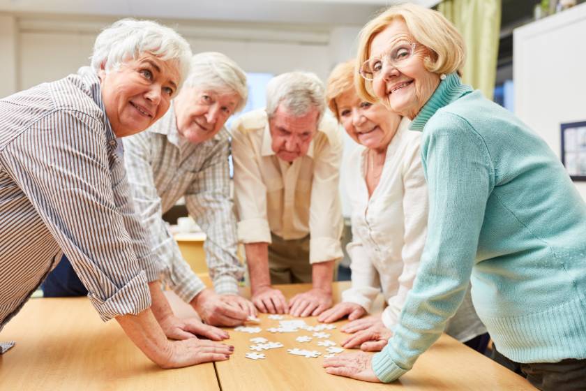 Top Tips For Making New Friends In Senior Living - Discovery Village