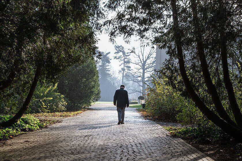 How To Prevent Your Loved One From Wandering - Discovery Village