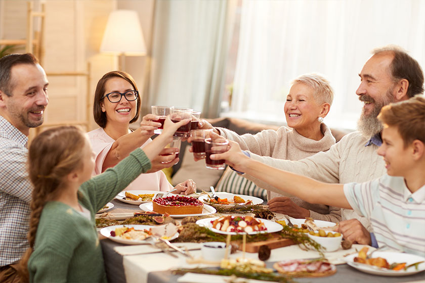 What To Expect From Family-Style Dining In Assisted Living - Discovery ...
