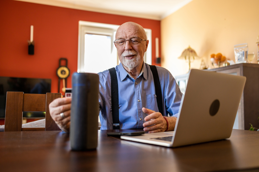 4 Tips To Be More Tech-Savvy At Your Age - Discovery Village
